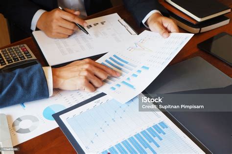 비즈니스 컨설팅 사업가 회의 브레인 스토밍 보고서 프로젝트 분석 경영자에 대한 스톡 사진 및 기타 이미지 경영자 계획 금융 Istock