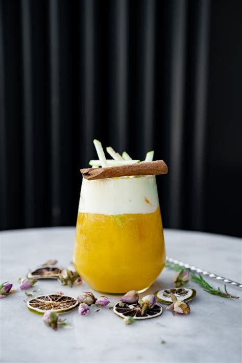 감귤 주스 감귤류 건강 음료 계피 고급 고명 과일 구슬 독특한 장식 라이프스타일 레몬 무알콜 미식가 민트 바 바 카페 비타민이 풍부한 사과