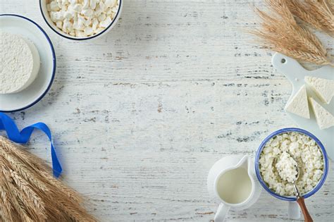 Shavuot 유대인 휴일 축하 코셔 신선한 유제품 우유와 치즈 잘 익은 밀 하얀 나무 배경에 크림 하얀 나무 배경 위에 유제품