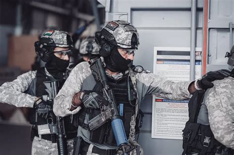 印度海軍突襲被索馬里海盜劫持了三個月的散貨船MV Ruen號 17名船員全部被救無人傷亡 LIHKG 討論區