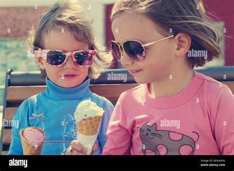 Zwei Kleine Mädchen Schwestern Eis Essen Stockfotografie Alamy