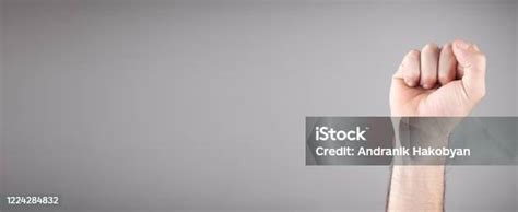 회색 배경에 주먹을 꽉 쥐고있는 남성 손 개념에 대한 스톡 사진 및 기타 이미지 개념 공격성 남자 Istock