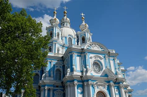상트 페테르부르크의 스몰 니 대성당 의 외관은 푸른 하늘을 배경으로 바로크 양식의 파란색과 흰색으로 꾸며져 있습니다 0명에 대한 스톡 사진 및 기타 이미지 Istock