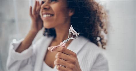 와플 직조 목욕 가운을 입은 아프리카계 미국인 여성의 초상화는 속눈썹 컬러를 들고 있다 사진 Unsplash의 머리 이미지