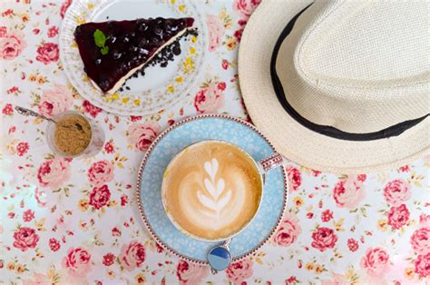 블루베리 치즈 파이와 모자 빈티지 스타일의 꽃 식탁보에 우유와 함께 라 떼 카푸치노 나 에스프레소 커피 한잔 평면 배치 0명에 대한 스톡 사진 및 기타 이미지 Istock