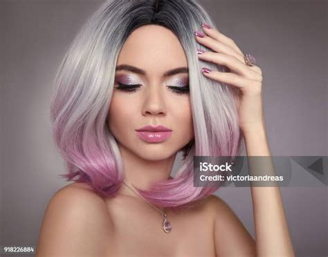 옴 브 레 밥 핑크 머리 여자 반짝이 메이크업 손톱 매니큐어 짧은 빛나는 헤어스타일으로 금발 모델의 아름다움 초상화 개념 색칠 머리입니다 패션 쥬얼리 단발 머리에 대한 스톡