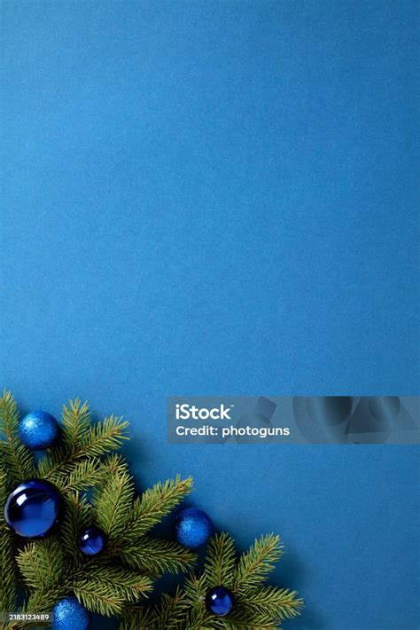 파란색 배경에 푸른 공 장식이 있는 크리스마스 전나무 가지 크리스마스 포스터 디자인 수직 배너 템플릿입니다 플랫 레이 평면도 0명에 대한 스톡 사진 및 기타 이미지 Istock