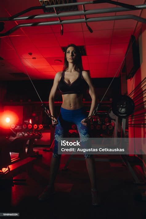여성 피트 니스 체육관에서 운동 기계 케이블 크로스 오버와 함께 운동을 실행합니다 가냘픈에 대한 스톡 사진 및 기타 이미지 가냘픈 건강한 생활방식 근육질 체격