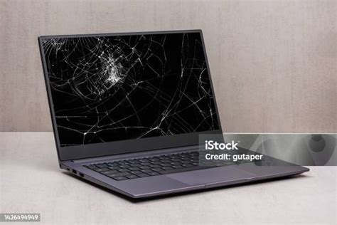 회색 배경에 균열이 있는 깨진 화면이 있는 노트북이 클리핑 경로로 닫힙니다 깨짐에 대한 스톡 사진 및 기타 이미지 깨짐 장치 화면 컴퓨터 모니터 Istock