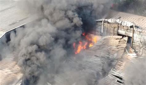 รวมรูปภาพของ ไฟไหม้โรงงานผลิตโฟมอยุธยา ควันดำทะมึนน่ากลัว คนงานถูกไฟคลอกวิ่งหนีตาย รูปที่ 4 จาก 11