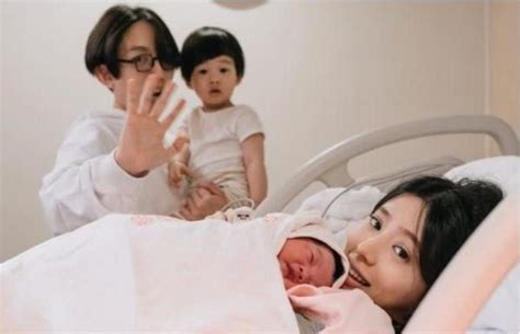 林宥嘉微博官宣二胎得女 晒全家福幸福满满 七乐剧