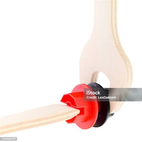 흰색 배경에 격리된 플라스틱 어린이 건설 키트 어린이 너트와 나사는 빨간색입니다 빌더 키트 렌치 0명에 대한 스톡 사진 및 기타 이미지 Istock