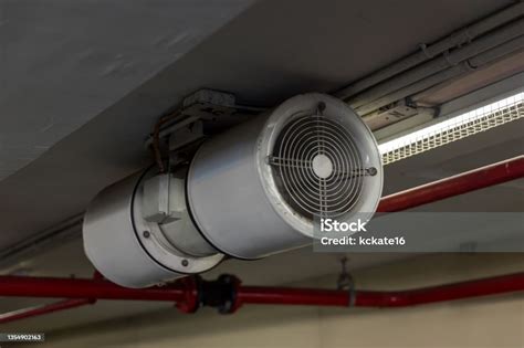 현대적인 건물의 팬 도어 에 주차 주차 건물 환기 시스템 공장에서 제한된 공간 작업을 위한 송풍기 유동 공기 산업용 팬 히터 와 쿨러 강철에 대한 스톡 사진 및 기타 이미지