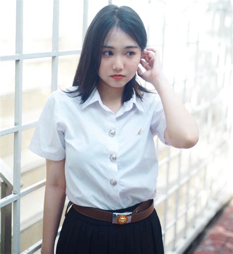 เมษา ชุดนักศึกษา