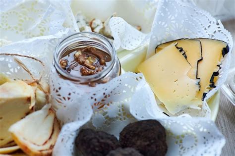 친환경 제품에서 생산된 다양한 단단하고 부드러운 프랑스 및 이탈리아 치즈의 모듬 치즈 제조 기술 고르곤촐라에 대한 스톡 사진 및 기타 이미지 Istock