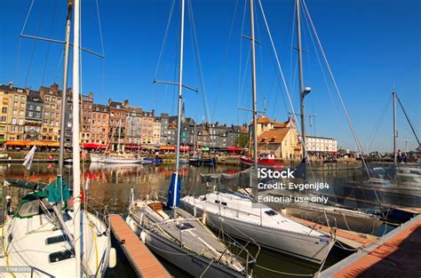 봄 날의 옹 플 뢰 르 항구 요트 색상 하우스와 물에 그들의 반사 로 어 노르망디 칼바도스 지역 프랑스 거리에 대한 스톡 사진 및 기타 이미지 Istock