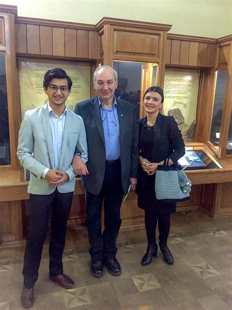 სკოლა გენიოსი ის Xii კლასის მოსწავლე ჯიმი ჩხაპელია და ამავე სკოლის ისტორიის მასწავლებელი