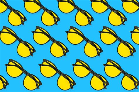 파스텔 블루 배경에 선글라스의 여름 패턴입니다 최소한의 여름 컨셉 0명에 대한 스톡 사진 및 기타 이미지 0명 3차원 형태 개념 Istock