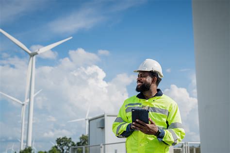 노란색 안전조끼를 입은 남자가 태블릿을 들고 풍력 터빈 옆에 서 있습니다 전기 엔지니어 환경 에너지 깨끗한 지속 가능 풍력 터빈 자연 40 44세에 대한 스톡 사진 및 기타
