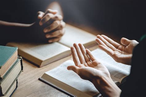 영적 또는 기도 모임 개념을 위해 나무 테이블에 믿고 성경을 기도하는 손을 들고 있는 기독교 그룹 N 기독교에 대한 스톡 사진 및 기타 이미지 Istock