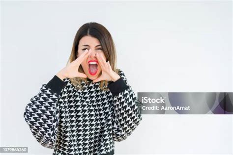 격리 된 배경 소리 입에 손을 크게 화가 이상의 캐주얼 스웨터를 입고 젊은 여자 금발 머리에 대한 스톡 사진 및 기타 이미지 금발 머리 긴 머리 마음이 산란해진