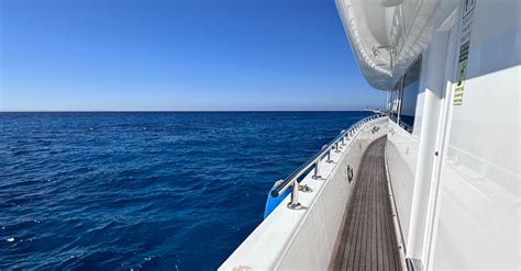 갑판 낮 럭셔리 맑은 하늘 모험 목조 갑판 물 물이 있는 경치 바다 바다 경치 바다 항해 바다의 배 보트 보트 갑판 블루 선박 손을 흔들다