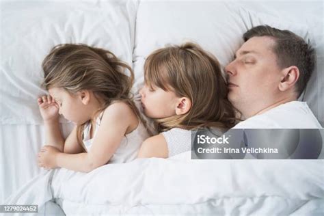 아이들 아빠는 담요 아래 베개에 침대에서 함께 자고 가족 관절 수면 귀여운 어린 딸과 아버지 불면증 야간 취침 시간 좋은 꿈꾸세요 아리 웨이크 업 유치원에 상승 학교 작업