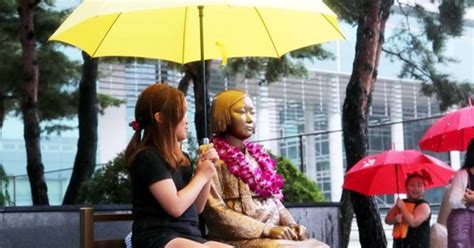 용인 평화의 소녀상 우산 씌워주는 시민