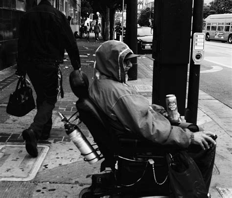 배경 화면 사람들 화이트 검은 단색화 거리 좌석 도로 사진술 하부 구조 남자 앉다 앉아있는 검정색과 흰색 흑백 사진 인간 위치 필름 누아르