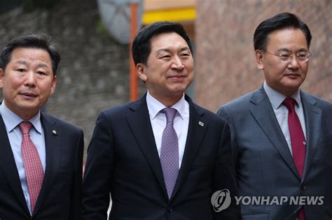 이명박 전 대통령 예방 위해 사저 향하는 김기현 대표 연합뉴스