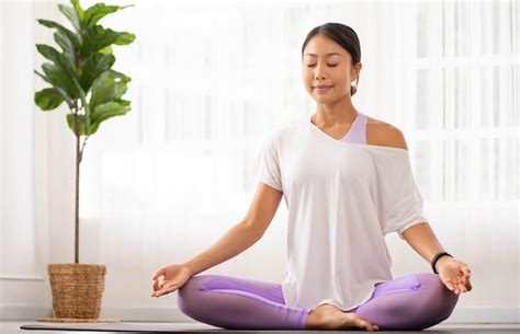 ヨガの「あぐらのポーズ」は普通のあぐらと何が違う？膝が浮くなどのお悩みも解決 ヨガジェネレーション Yogageneration