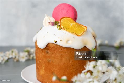 마카롱 쿠키와 마른 오렌지 조각으로 장식 된 아름다운 부활절 케이크 건조한에 대한 스톡 사진 및 기타 이미지 건조한 계절 귀여운 Istock