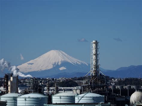 コンビナート越しの富士山 arty822 Flickr