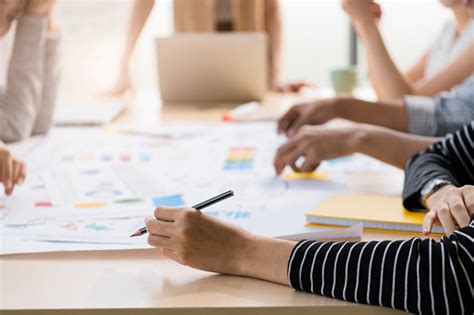 크리에이티브 에이전시 비즈니스 브레인스톰 미팅 프레젠테이션 팀 제품 출시 로드맵 논의 프레젠테이션 기획 전략 새로운 사업 개발 20 24세에 대한 스톡 사진 및 기타 이미지