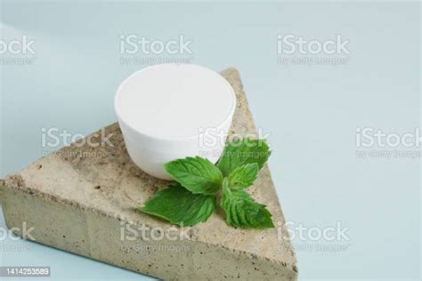 화장품 블랙 크림 항아리와 삼각형 돌 라이트 블루 배경에 신선한 민트 유기농 화장품 개념 개념에 대한 스톡 사진 및 기타 이미지 Istock