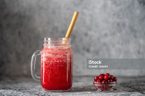 대나무 짚이 달린 메이슨 항아리에 크랜베리와 카우베리 스무디 상쾌한 여름 과일 음료 건강한 식습관의 개념 복사 공간 스무디에 대한 스톡 사진 및 기타 이미지 Istock