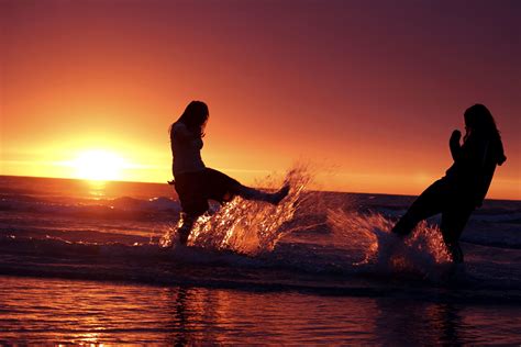 Image Libre Deux Filles Coucher De Soleil De Leau