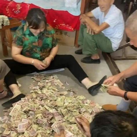 老人去世留下一柜子钱10多人花了半天时间才数完 徐先生 纸币 家人