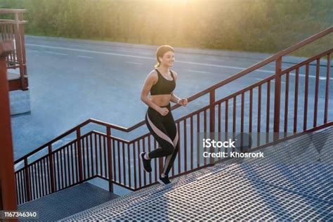 여름에 거리에서 검은 유행 스포츠웨어에 심장 간격 훈련을하고 계단을 실행 하는 젊은 운동 슬림 아름 다운 여자의 측면 보기 20 29세에 대한 스톡 사진 및 기타 이미지