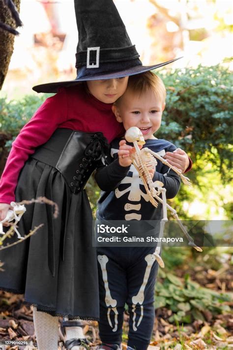 할로윈 파티에서 해골 의상을 입은 마녀 의상과 소년에 있는 어린 소녀 10월에 대한 스톡 사진 및 기타 이미지 10월 2 3 살 4 5세 Istock