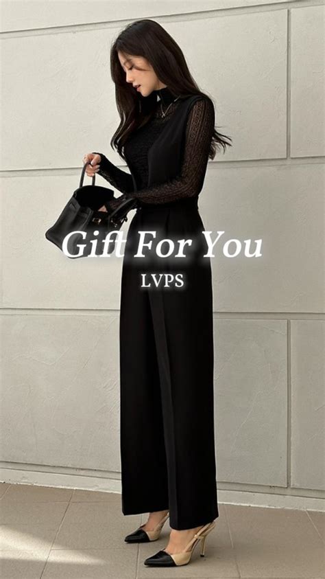 러브패리스 ☃️겨울을 책임져줄 아우터는 패딩만 한게 없죠 여러분 패딩 찾고 있나요 추운 겨울에 하프코트 대신 입을 수 있는 기장감과 페미닌하면서도 캐주얼한 무드로