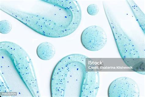 패턴은 흰색 바탕에 스크럽 화장품의 필링 젤 테스트 샘플의 둥근 방울을 번진다 메이크업 화장품에 대한 스톡 사진 및 기타 이미지 메이크업 화장품 떨어짐 액체 Istock