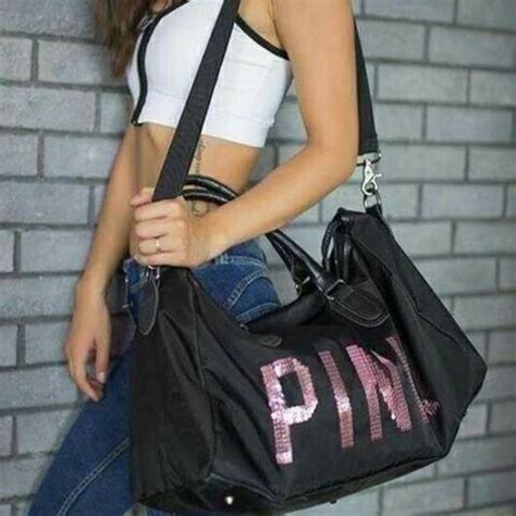 ราคา 490 บาท กระเป๋าเดินทาง Pink กระเป๋าใบใหญ่จุของได้เยอะมากกกกก ด้านในมีช่องใส่ของ 3 ช่องมีซิป