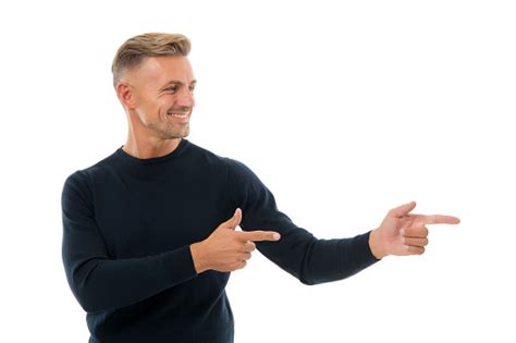 확인해 주세요 우리의 새로운 브랜드 제품 어떻게 이것에 대해 제품 프레젠테이션 남자는 뭔가 복사 공간을 보여줍니다 남자는 제품을 시연합니다 상업 광고 프로모션 컨셉 제품