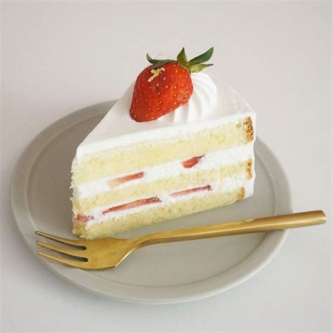 딸기쇼트케익 모닝♡ 매장나와서 딸기쇼트조각으로 짤라서 사진찍기~~~😆역시딸기가이뿌요~~ 맛난 딸기쇼트케익조각으로 준비되있어요 오늘하루도즐겁게시작하세요🤗 딸기쇼트