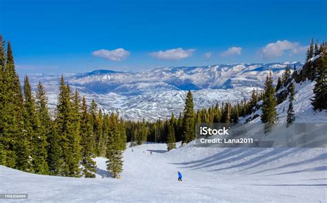 맑은 겨울날 콜로라도 스키 리조트에서 스키를 타는 사람들 아스펜 콜로라도에 대한 스톡 사진 및 기타 이미지 아스펜 콜로라도 스노우마스 마을 스키타기 Istock