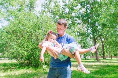 Κορίτσι πατέρων και παιδιών που παίζει από κοινού Έννοια ημέρας πατέρων ` S Ο μπαμπάς κρατά την