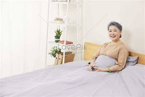 병상에 누워있는 할머니 사진 무료 다운로드 Lovepik