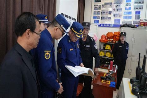 石嘴山市消防救援支队组织开展消防安全集中夜查行动检查单位管理
