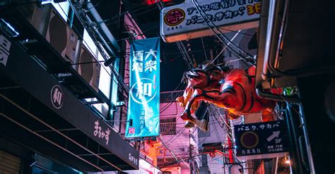 집 밖의 가로등 간판 거리 건축 기운찬 네온 네온 사인 다이나믹한 다채로운 대기의 도시 경관 도시 탐사 도시 풍경 도시의 도시의 불빛 도시의